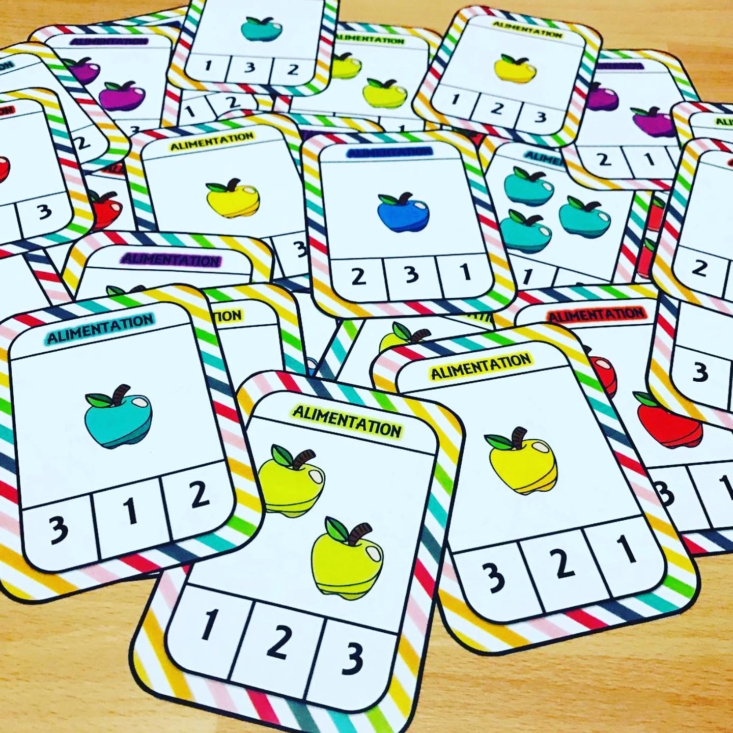 Crayons, Cahiers & Sourires - POMMES