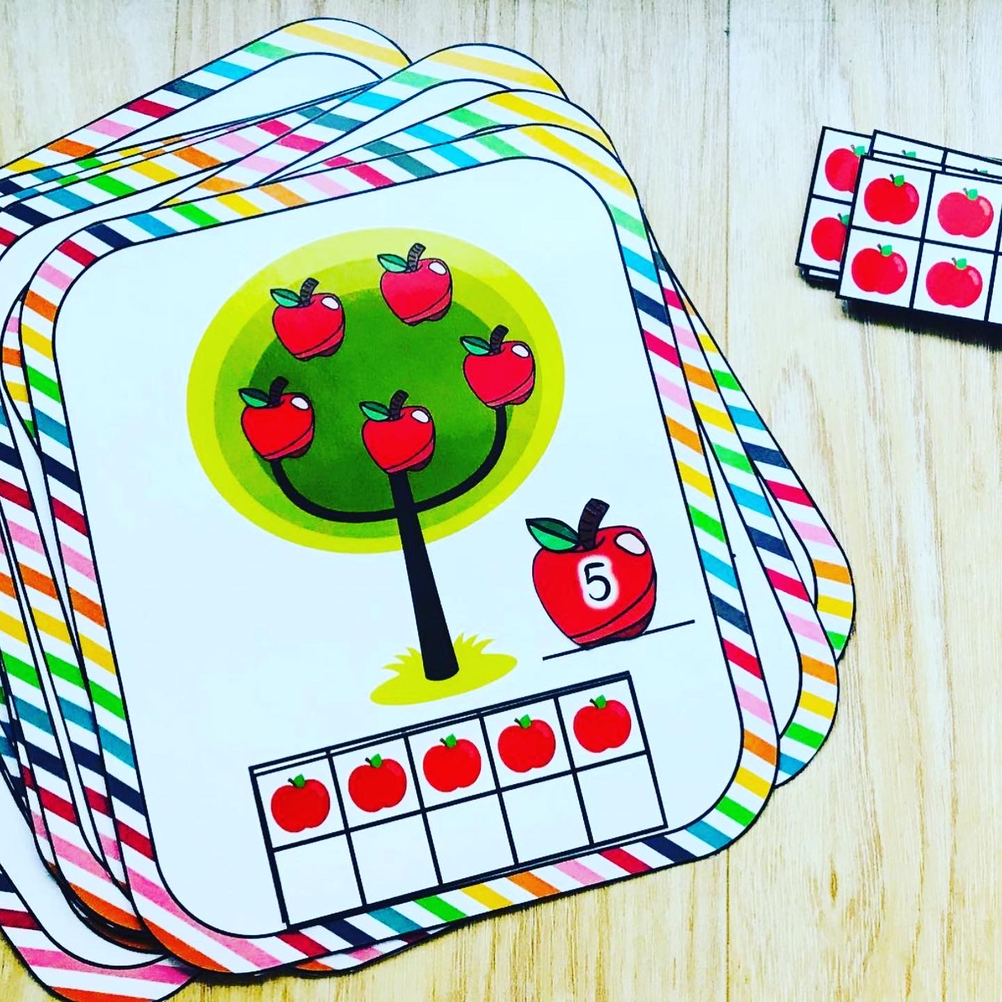 Crayons, Cahiers & Sourires - POMMES