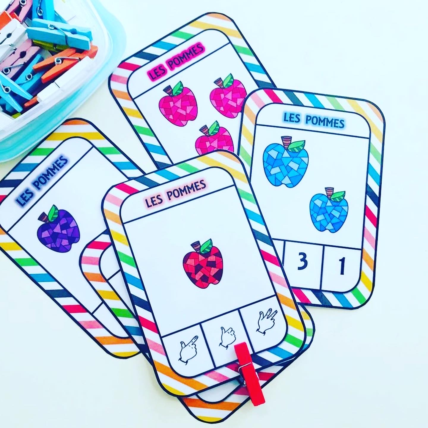 Crayons, Cahiers & Sourires - POMMES