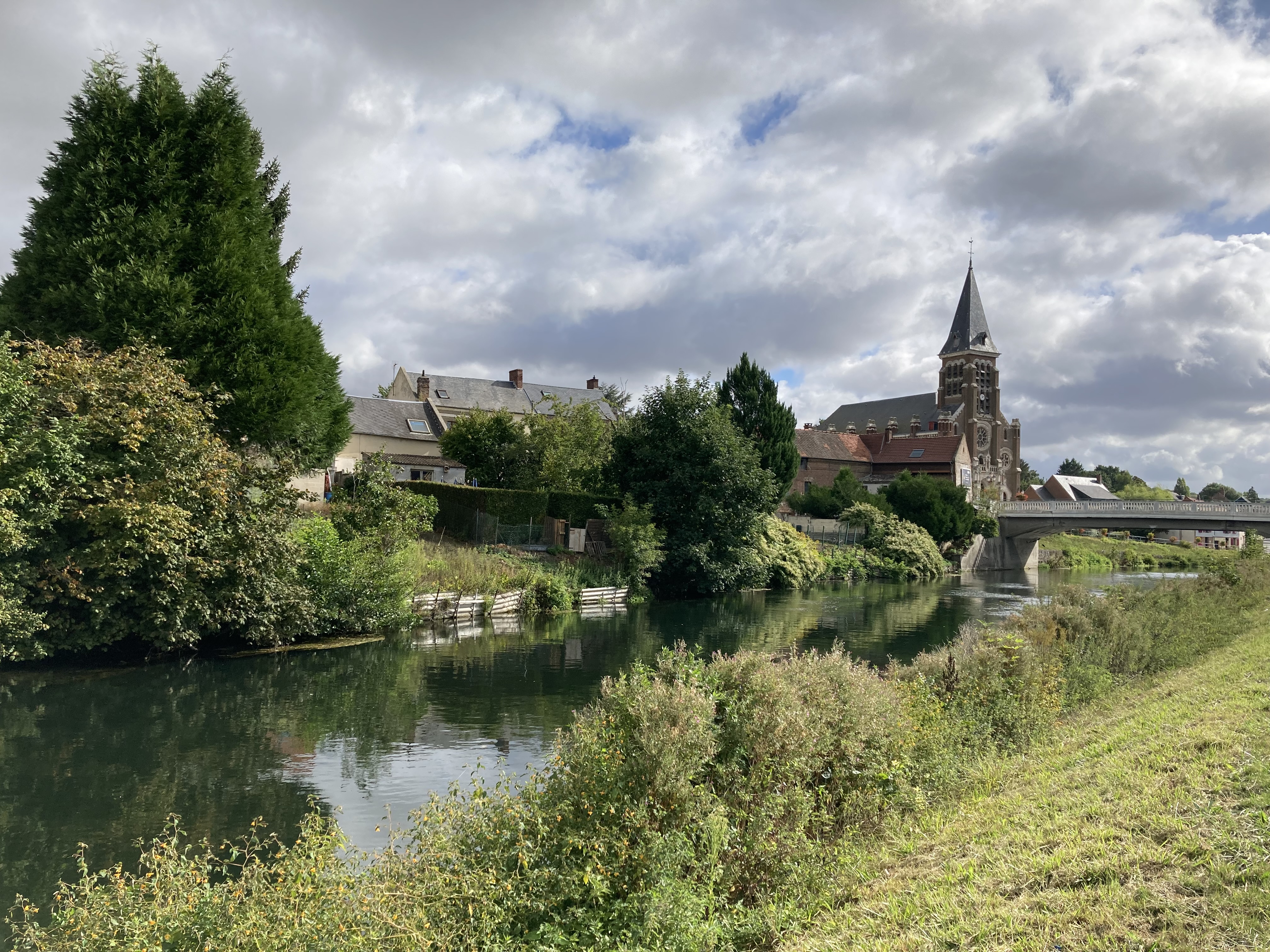 La péniche est amarrée à Pont-Rémy, charmant village de la Somme